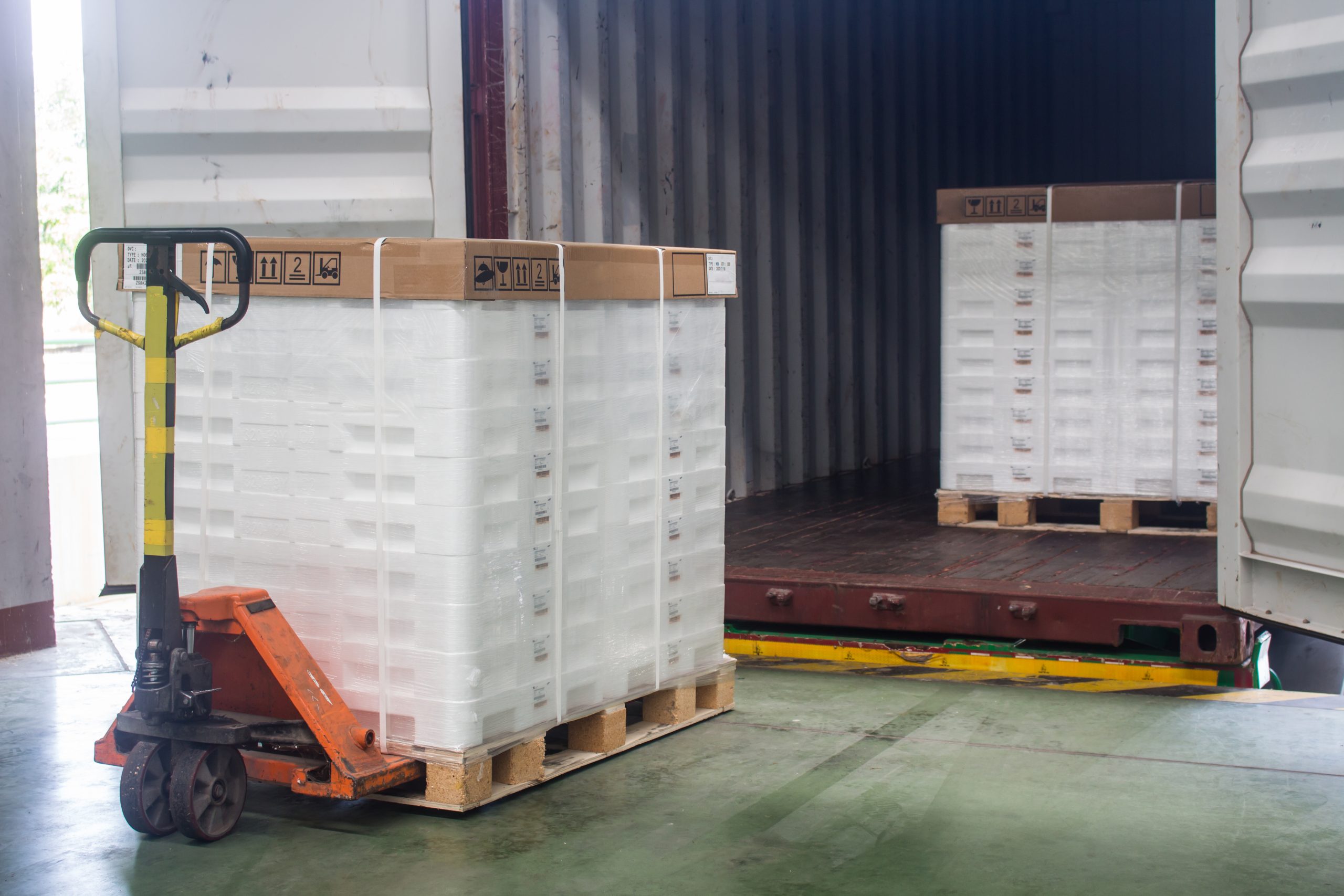 Palletized or Floor-Loaded Product – Which is Best?